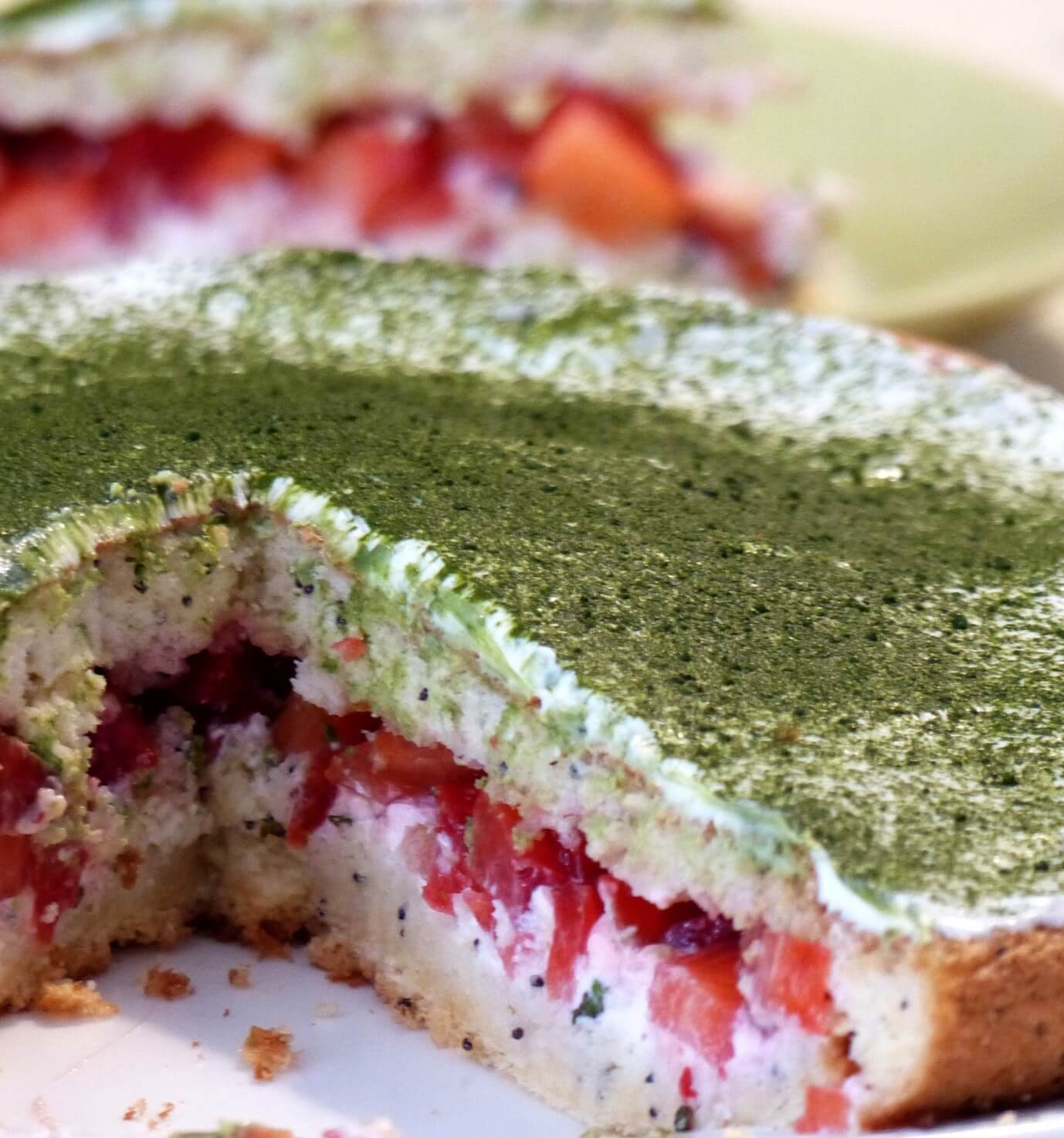 Bizcocho de té Matcha con fresas. - Notas Naturales